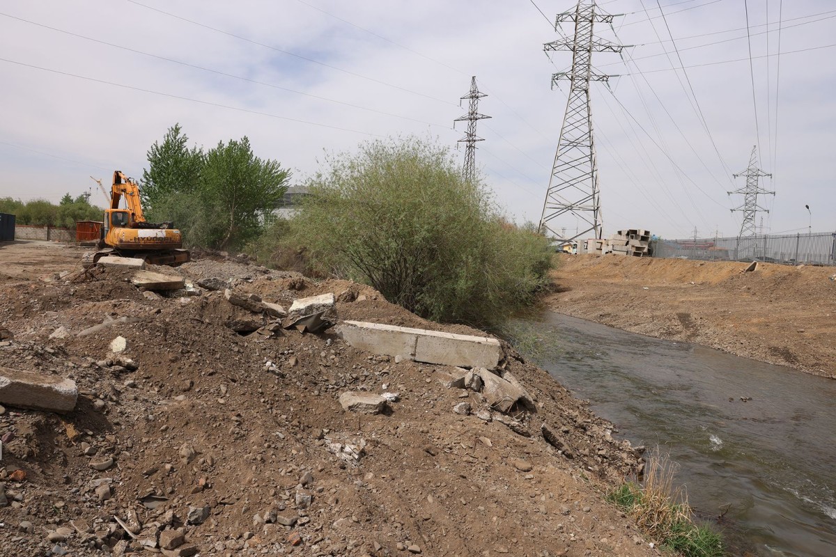 Дунд голын голдирлыг хааж барьсан хашаа, объектыг АЛБАДАН буулгаж эхэллээ