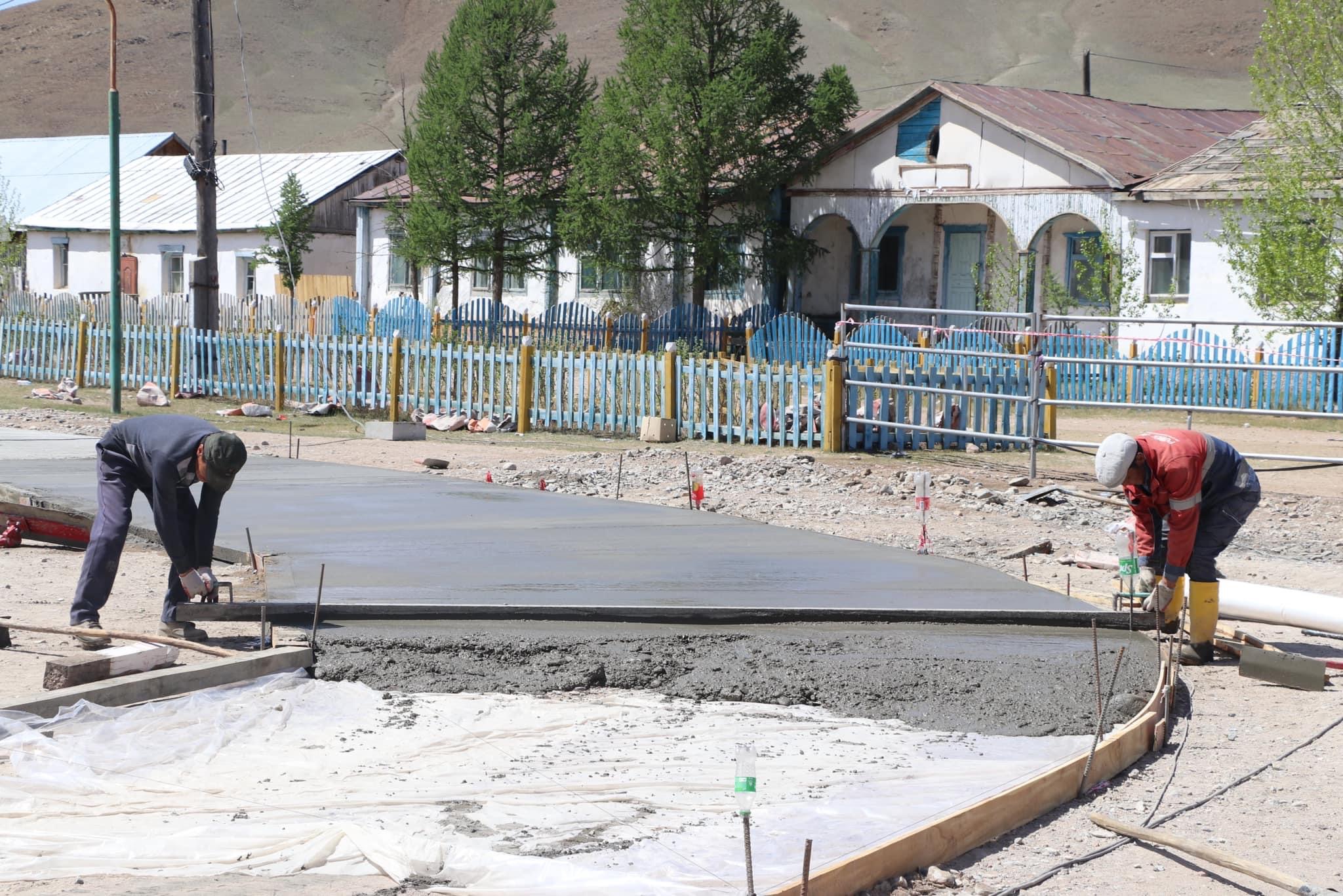 “Нэг өрх-нэг цемент” аян өрнүүлж, төв замаа хатуу хучилттай болгожээ